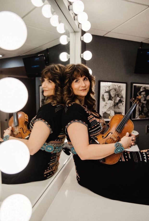 Exclusive Interview with Jenee Fleenor – TheCMBeat